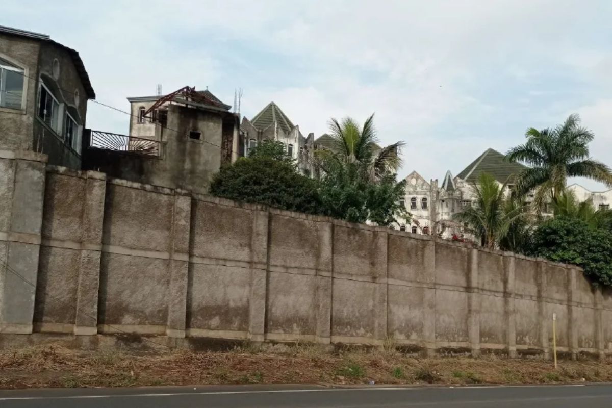 Abandonado, castelo milionário do cantor José Rico vai a leilão