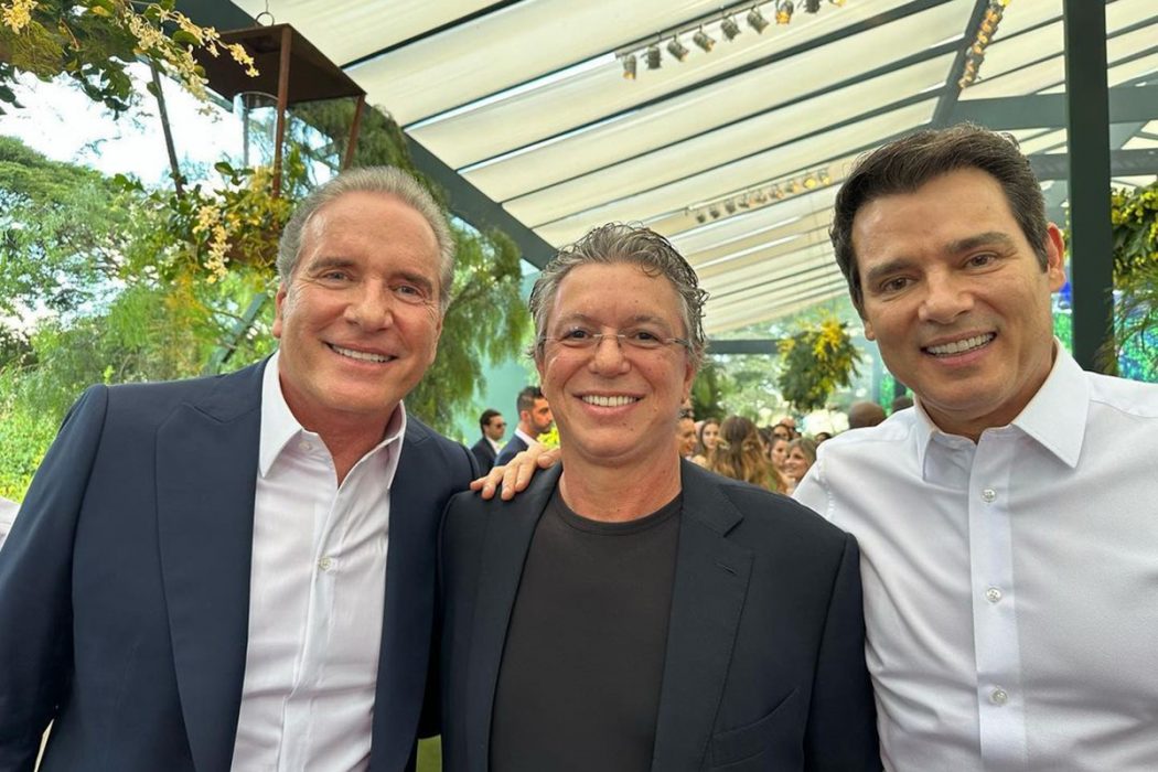 Boninho posa com Roberto Justus e Celso Portiolli em casamento