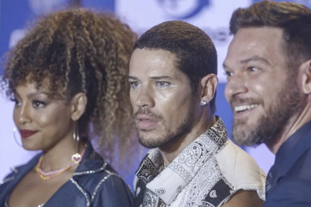 Vai na Fé: Theo droga Sol e se tranca no camarim, com ela desacordada