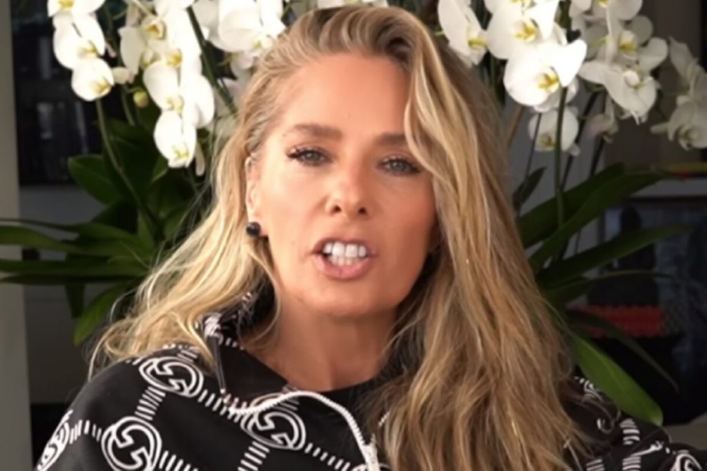 Adriane Galisteu posa completamente nua