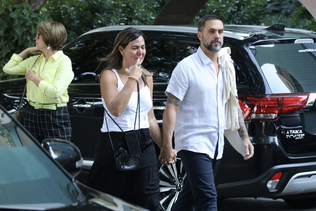 Pedro Scooby e Cintia Dicker vão ao velório da mãe de Carol Sampaio