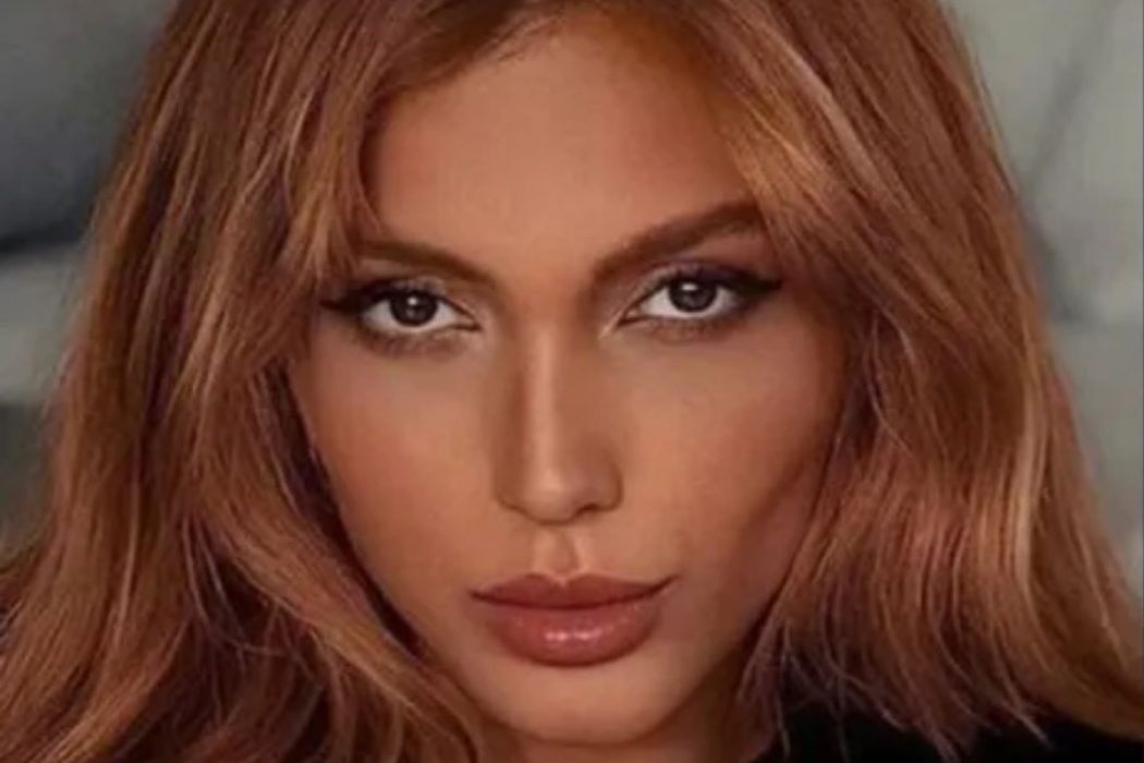 Ex-affair de Neymar posa nua e beija camiseta do craque