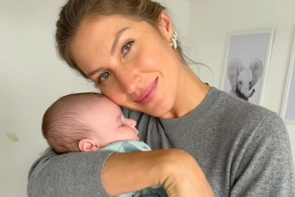 Gisele Bündchen encanta ao posar com bebê no colo