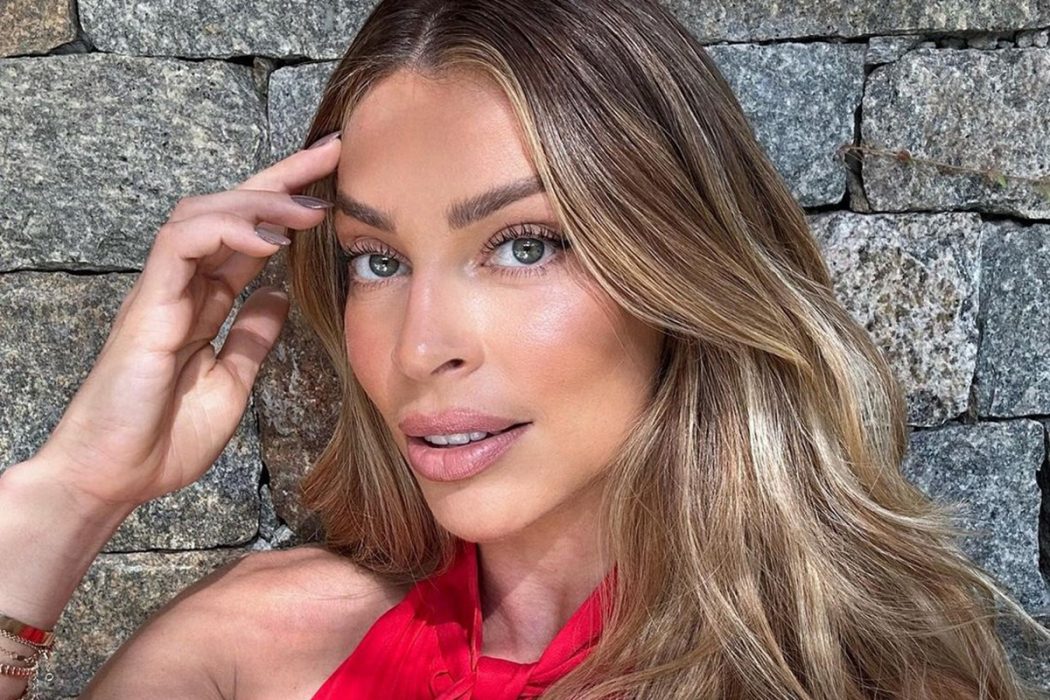 Grazi Massafera mostra corpão ao posar de top e shorts