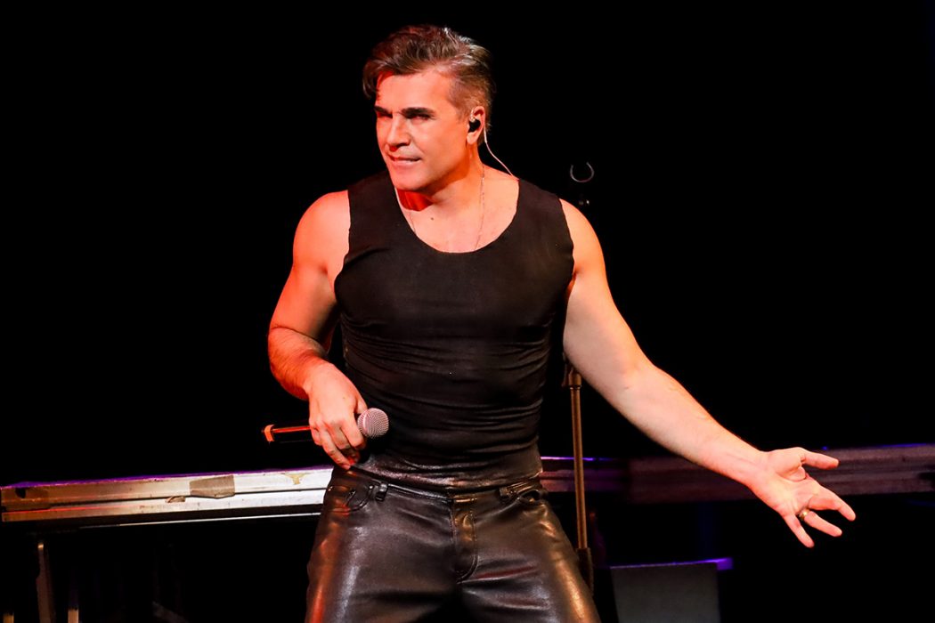 Jarbas Homem de Mello arrasa ao cantar Queen em show