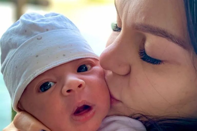 Jessie J celebra primeiro mês do filho e mostra rosto do bebê. Veja!