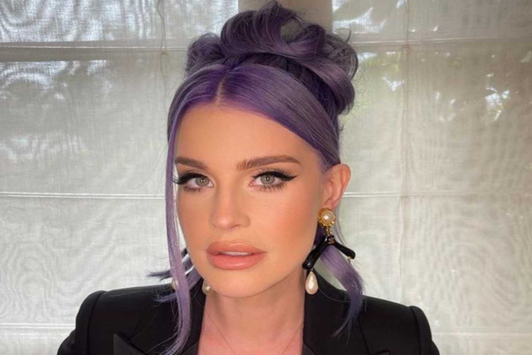 Kelly Osbourne apresenta o filho com foto inspirada no pai Ozzy Osbourne