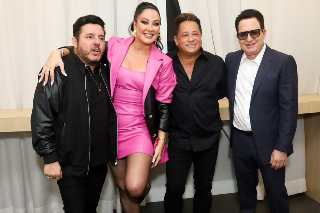 Leonardo troca beijos com a esposa Poliana Rocha antes de show