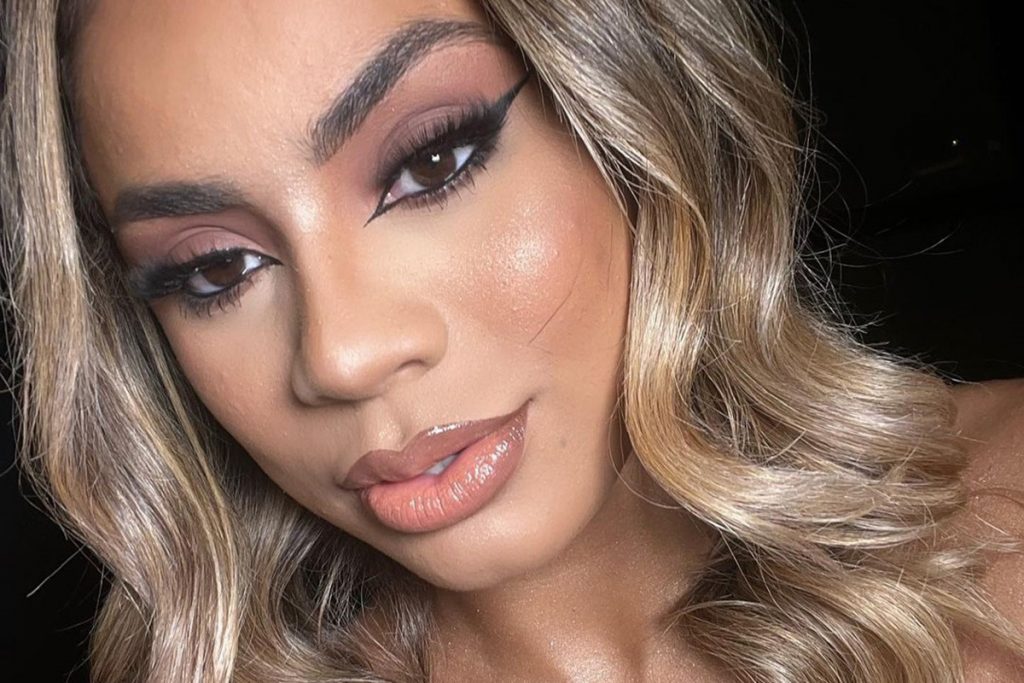 Lexa faz apresentação na Unidos da Tijuca, na qual desfila como Rainha