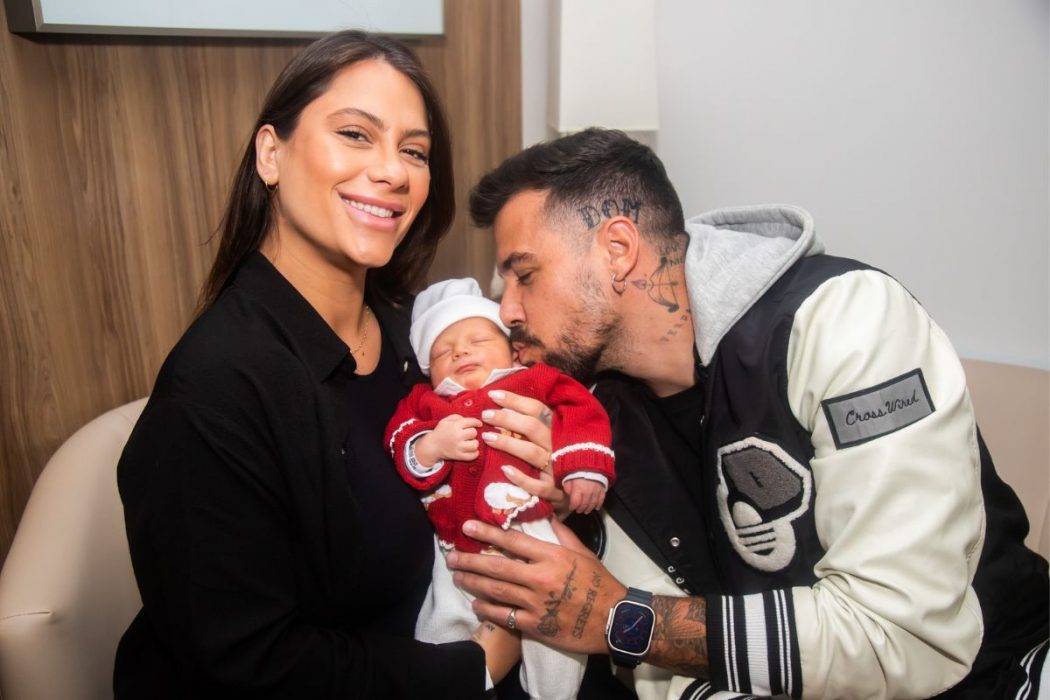 Lipe Ribeiro e Dessa apresentam Dom, ao saírem da maternidade