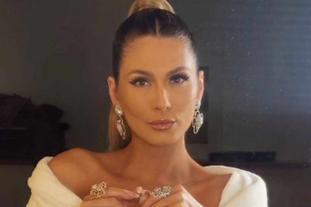 Lívia Andrade brinda os 40 anos com vinho milionário e fotos de biquíni