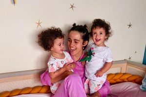 Nanda Costa flagra as gêmeas dançando e mostra tudo. Veja!