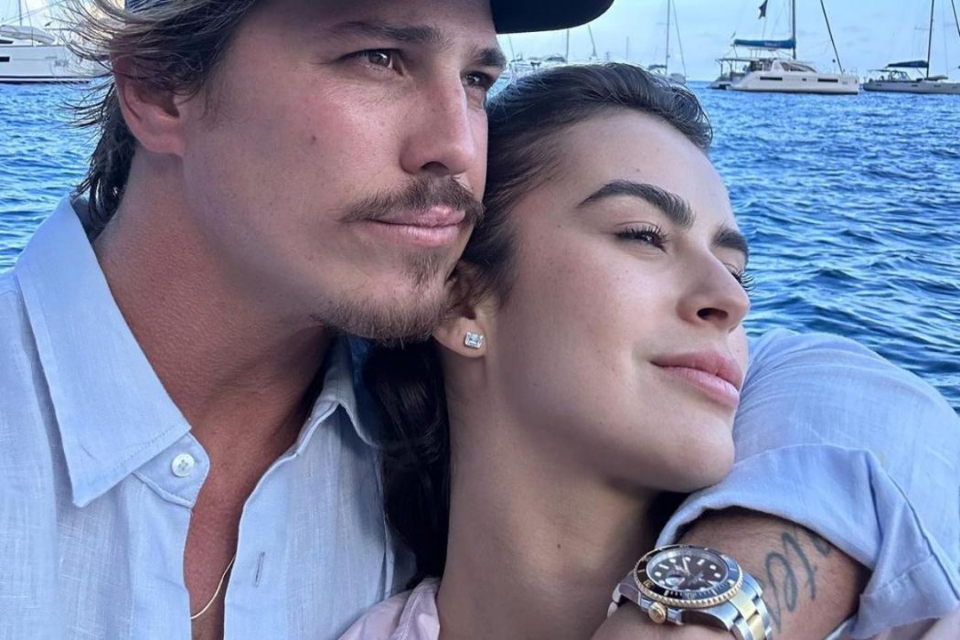 Romulo Arantes Neto surge apaixonado por Mari Saad em paraíso natural