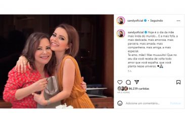 Sandy comemora aniversário da mãe e semelhança choca