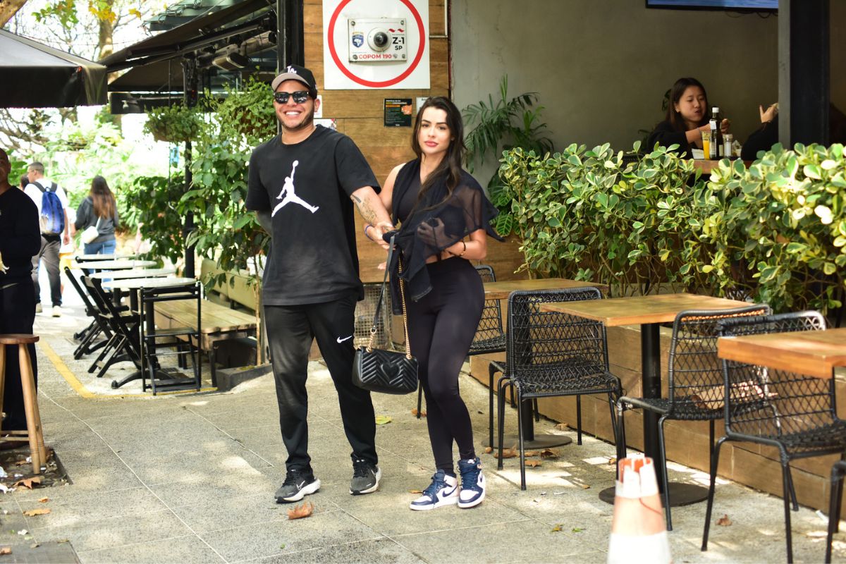 Tierry é flagrado aos beijos com nova namorada. Fotos!