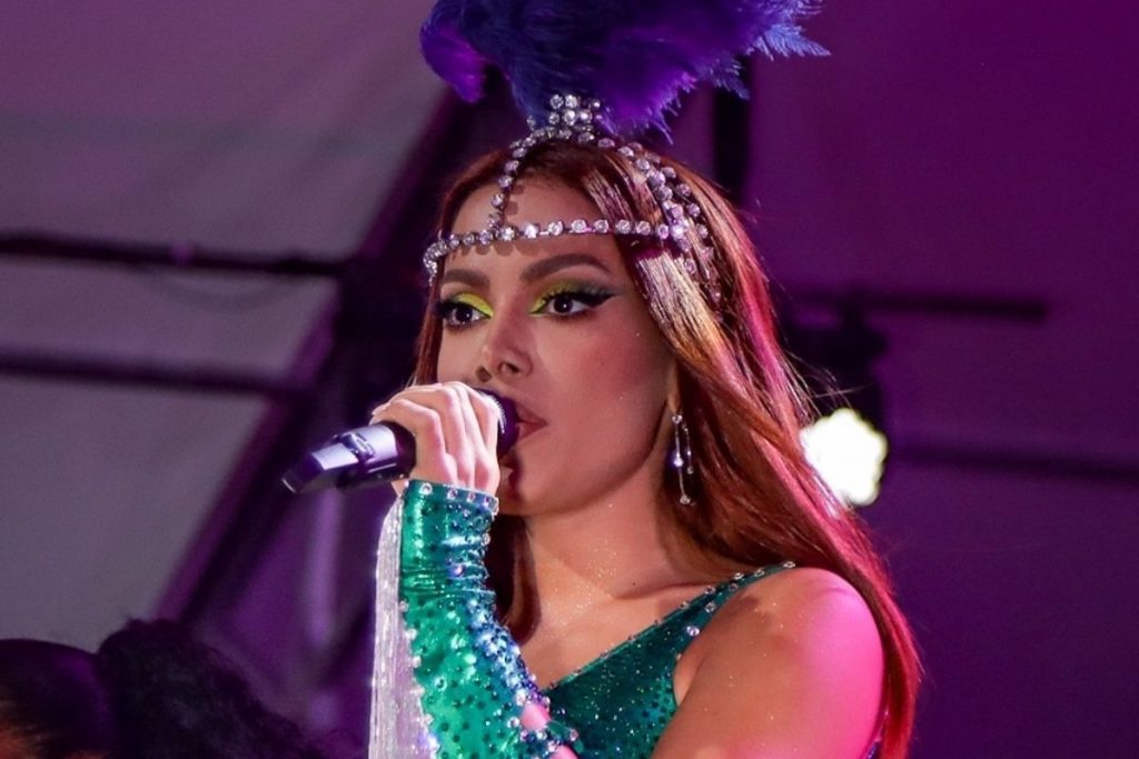 Anitta volta a se apresentar no Brasil e confirma show no Carnatal