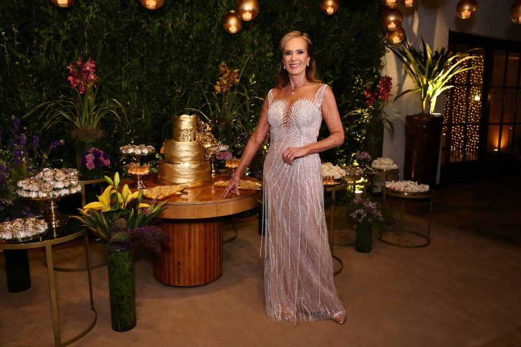 Helô Pinheiro ousa na transparência em sua festa de 80 anos