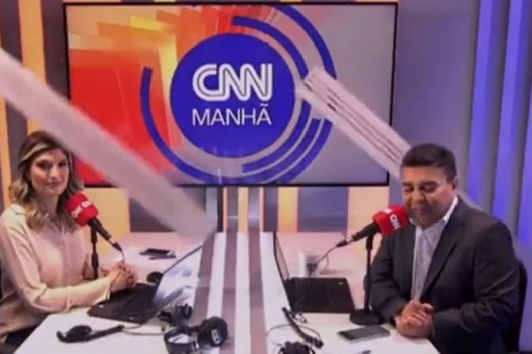 Cenário de programa da CNN desaba ao vivo em cima de apresentador