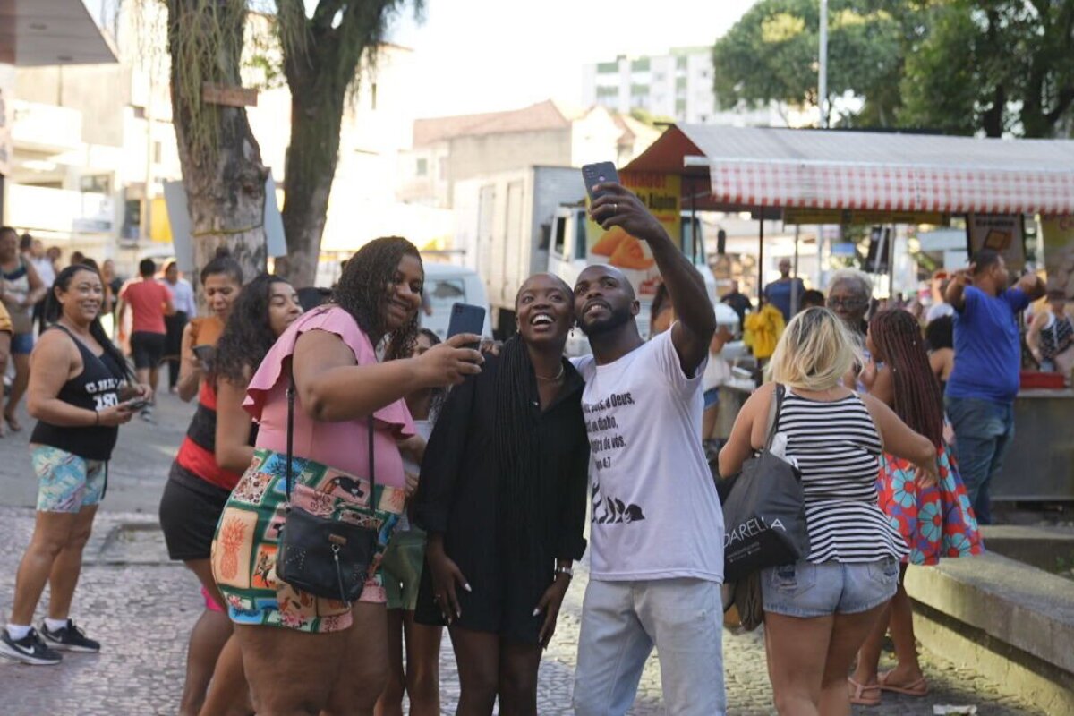 Clara Moneke, a Kate de 'Vai na Fé', se emociona diante do sucesso