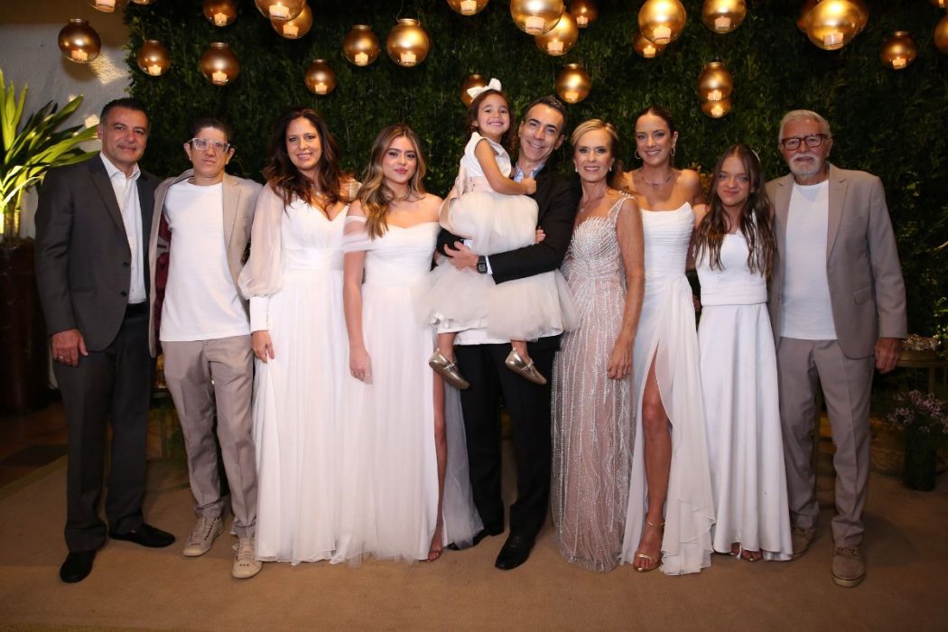 Helô Pinheiro ousa na transparência em sua festa de 80 anos