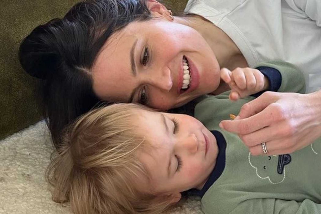 Filho de Mandy Moore é diagnosticado com rara doença