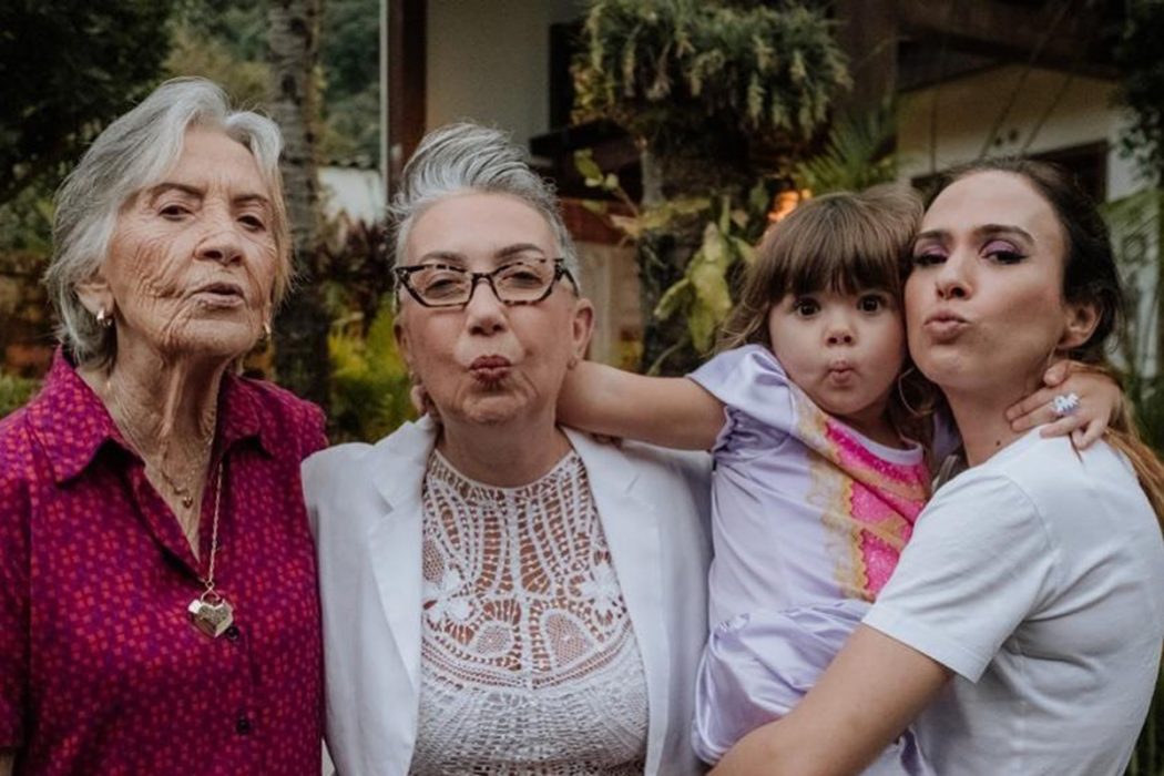 Tata Werneck mostra quatro gerações com foto em família