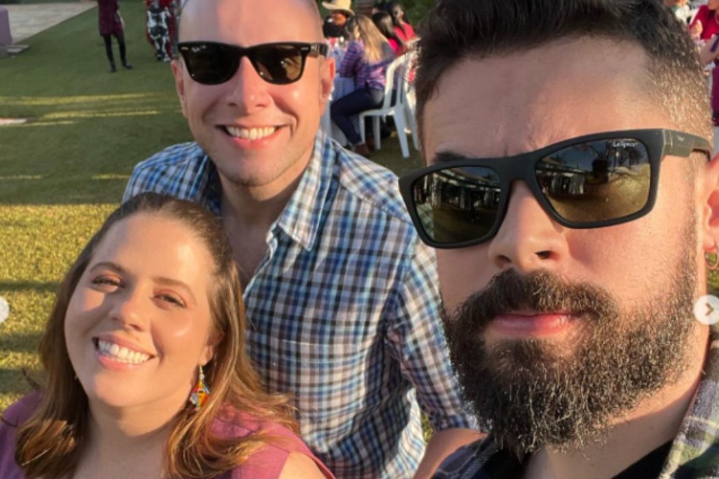 Com look moderno, Ana Maria Braga comanda Arraiá em sua fazenda