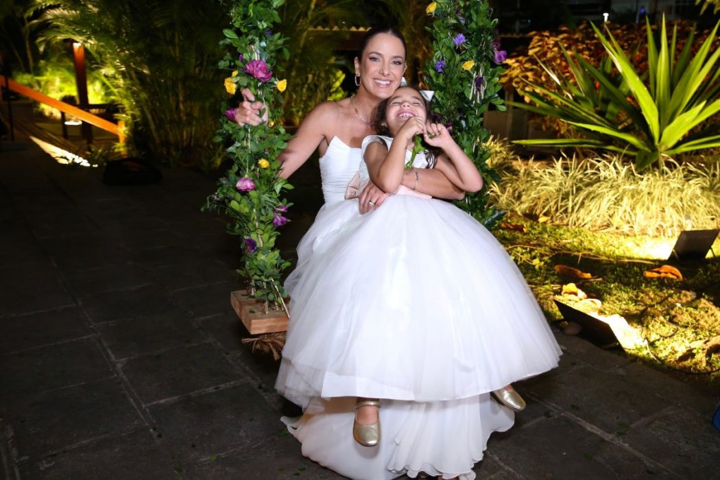 Helô Pinheiro surpreende com boa forma de biquíni aos 80 anos - OFuxico