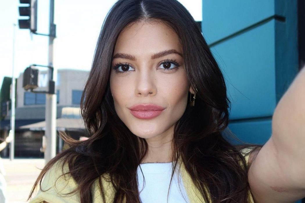 Após fim do noivado, Vitória Strada 'coloca um cropped e reage'