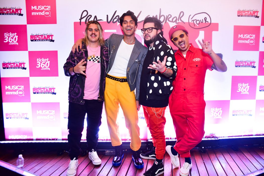 Restart faz pocket show após anunciar retorno da banda