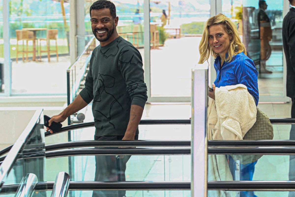 Carolina Dieckmann e Samuel de Assis são flagrados em shopping