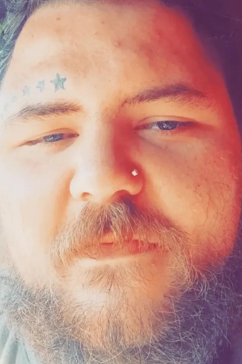 Jamie Waylettt, de 'Harry Potter', impressiona com aparência diferente