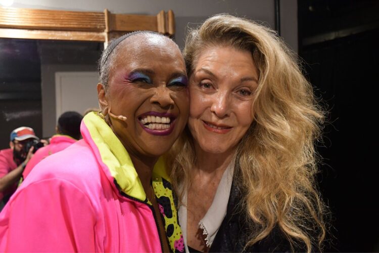 Wanderléa aplaude Sandrá de Sá e se emociona em apresentação teatral