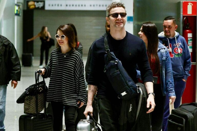 Sandy e Lucas Lima desembarcam juntos após turnê na Europa