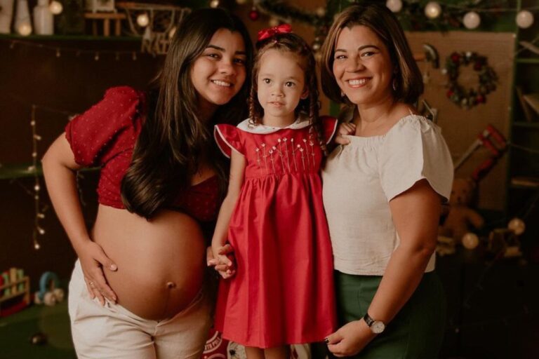 Noiva de João Gomes exibe barriga de grávida em ensaio de Natal - OFuxico