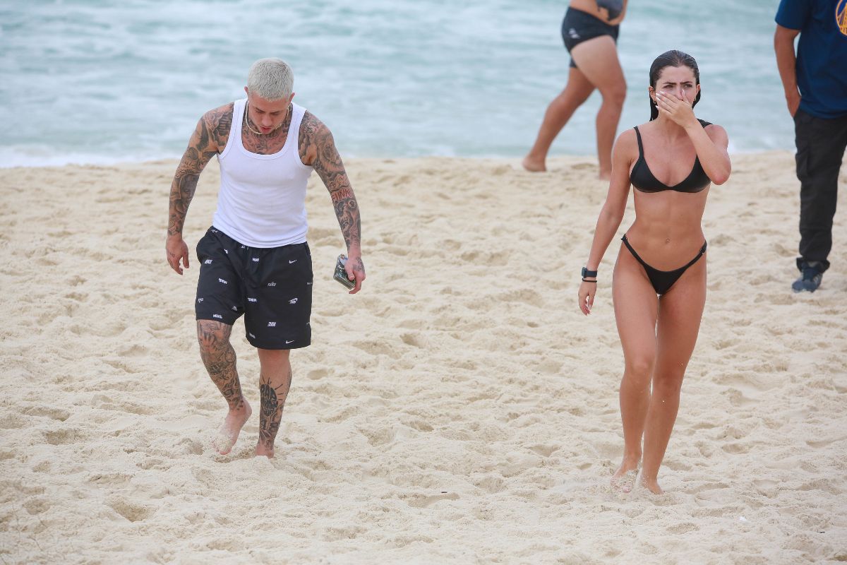 Baile da Vogue: Jade Picon 'não cobre o umbigo' e exibe corpão - OFuxico