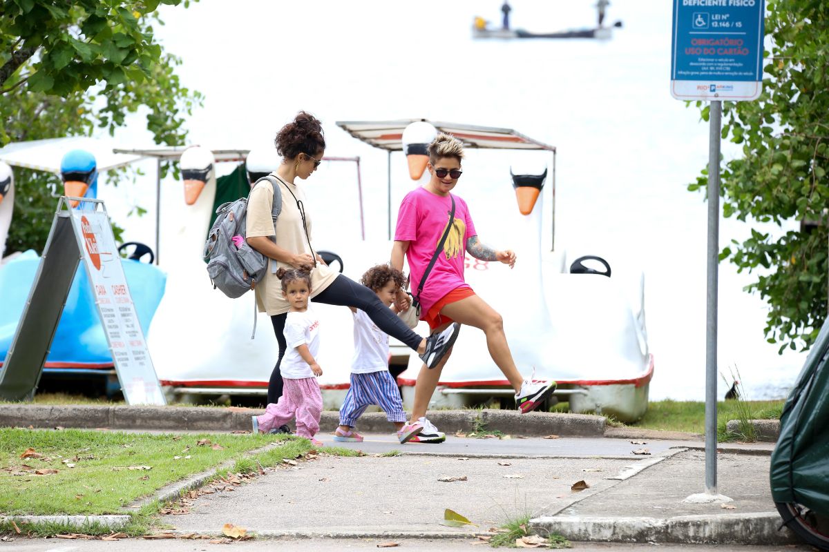 Nanda Costa e Lan Lahn curtem passseio com as gêmeas - OFuxico