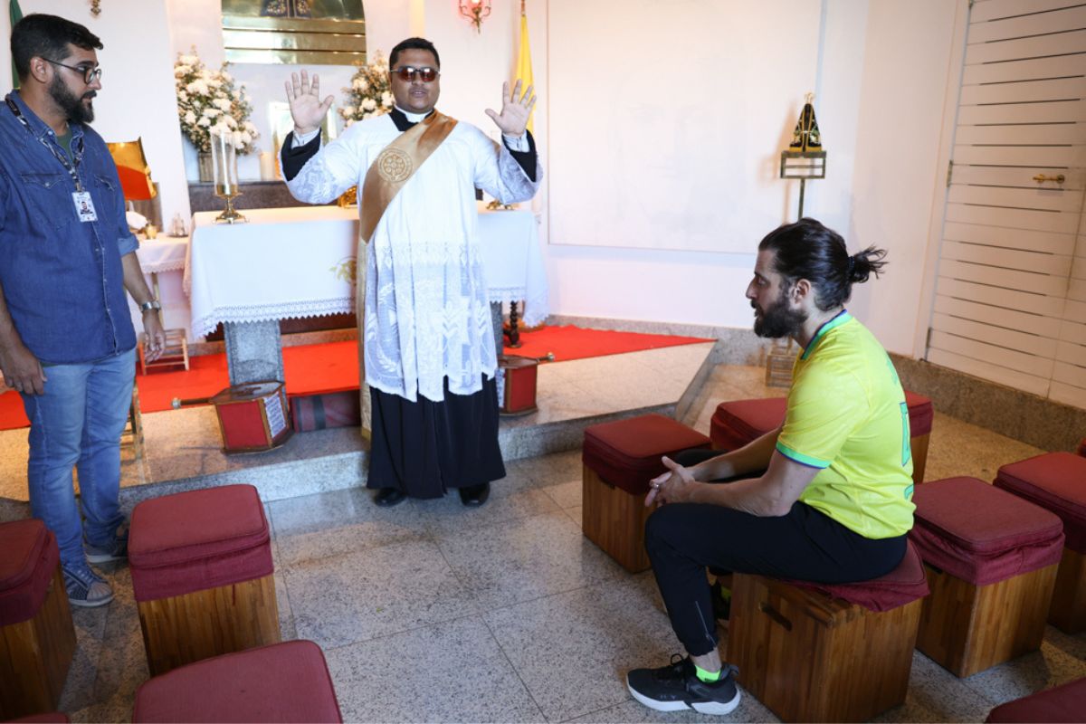 Jonathan Roumie e Paras Patel se emocionam no Cristo Redentor - OFuxico