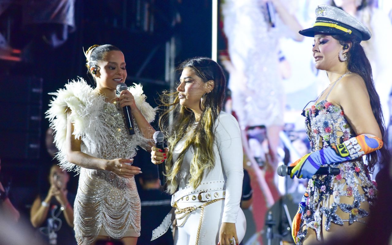 Simone Mendes esbanja sensualidade em show em alto mar - OFuxico