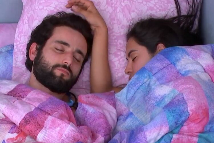 BBB 24: Matteus e Isabelle movimentam edredom, após torcida por beijo ...