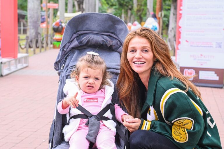 Cintia Dicker curte passeio com a filha - OFuxico