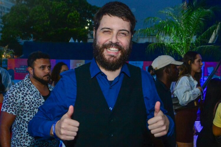 Diogo Defante curte show após 'se livrar' do tampão no olho