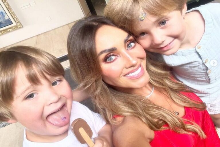 Anahí ignora problemas com o RBD, e leva os filhos à Disney