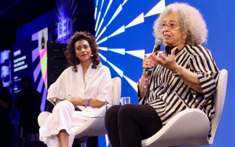 Angela Davis abre o Festival LED e é reverenciada, no Rio - OFuxico