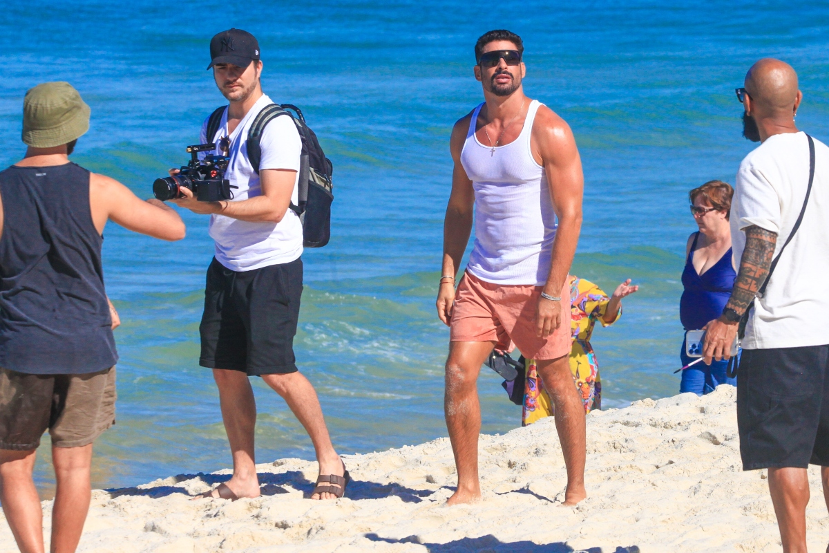 Cauã Reymond volta ao trabalho e grava na praia da Barra