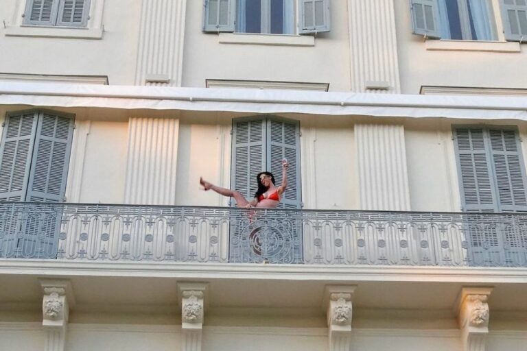 Katy Perry sensualiza na varanda e fãs reagem: 'Cadê o single?' - OFuxico