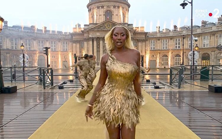 Quem é Aya Nakamura, que brilhou na abertura das Olimpíadas- OFuxico