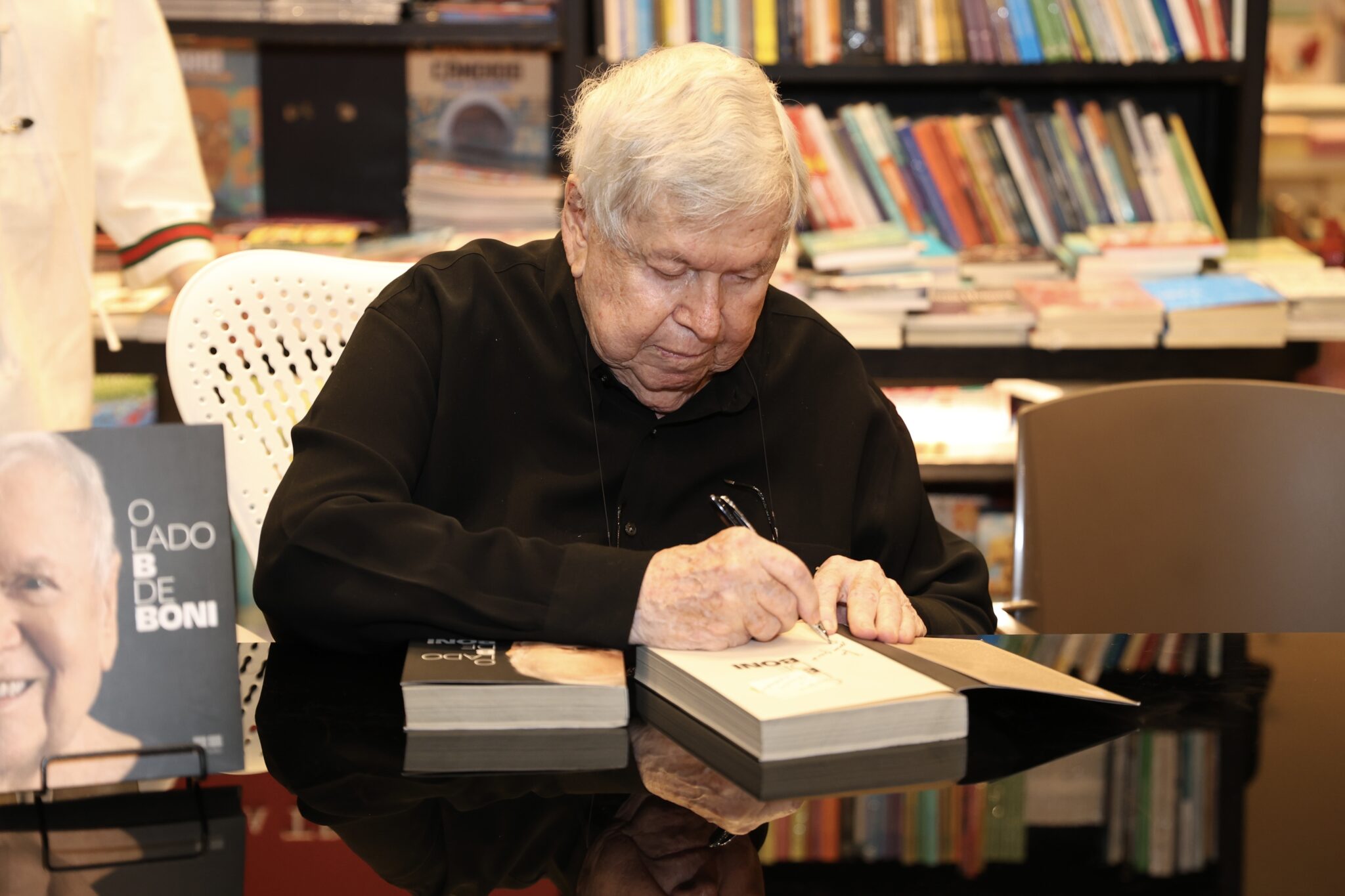 Boni lança livro e recebe carinho de famosos - OFuxico