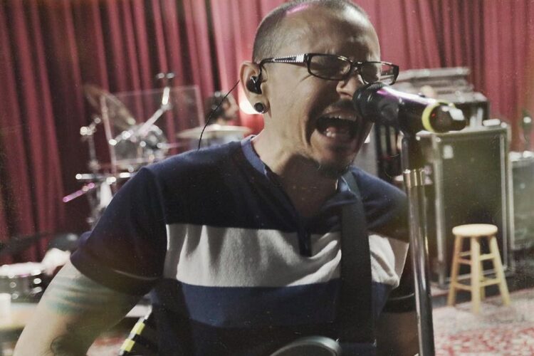 Mãe de Chester Bennington diz que foi traída pelo Linkin Park
