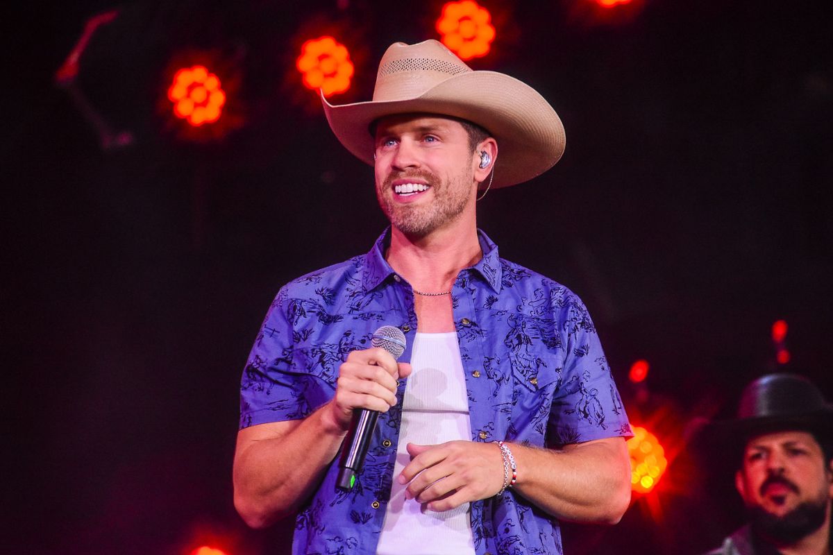 Fernando Zor dá beijo na namorada em primeira aparição pública - OFuxico